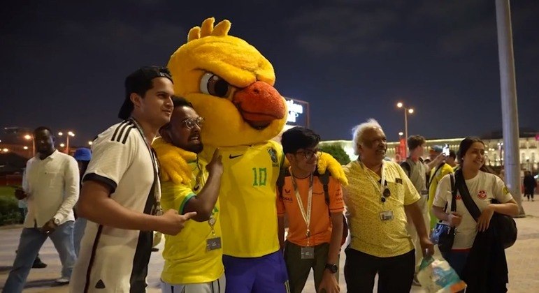 Mascote da seleção brasileira, Canarinho passeia pela primeira vez no ...