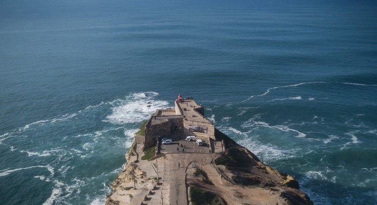 Canhão de Nazaré vive entre perigo e amor pelo surfe de ondas grandes ...