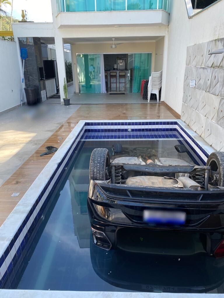 Mulher de 22 anos morre afogada após carro cair dentro de piscina de casa em Guarujá (SP ...
