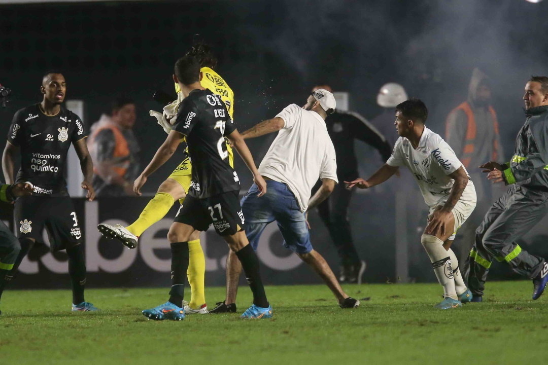Confira as imagens da agressão sofrida por Cássio na Vila Belmiro ...