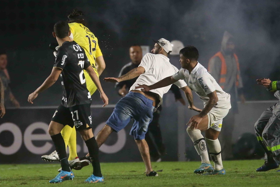Confira as imagens da agressão sofrida por Cássio na Vila Belmiro ...