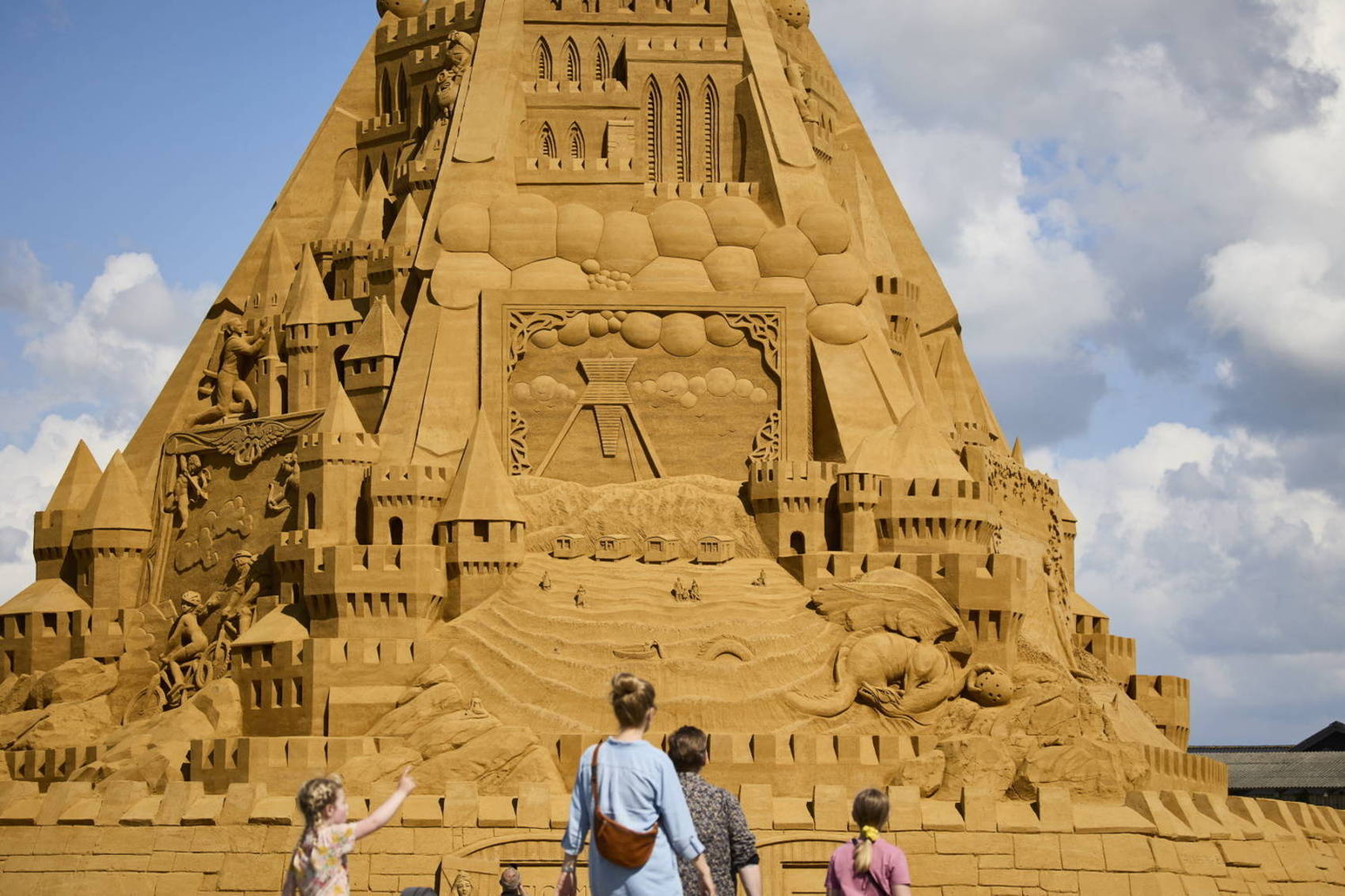 Maior castelo de areia do mundo é construído na Dinamarca - Fotos - R7 ...
