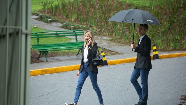 César Tralli chega ao velório da mãe acompanhado de Ticiane Pinheiro ...