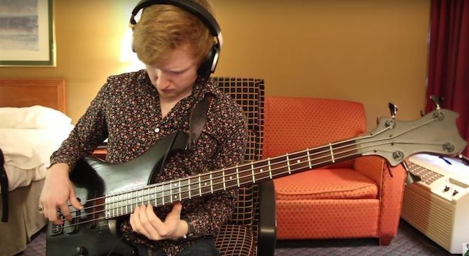 Vídeo: baixista Charles Berthoud “brinca” de tocar rápido e chega a ...