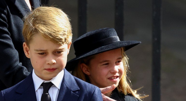 Princesa Charlotte repreende o irmão, príncipe George, durante o funeral: 'Você precisa se ...