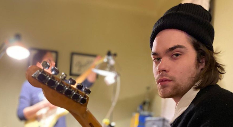 Morre, aos 25 anos, o músico Cormac Roth, filho do ator Tim Roth ...