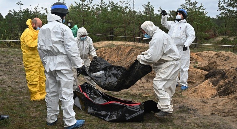 Ucrânia exuma 78 corpos de civis mortos em cidades reconquistadas ...