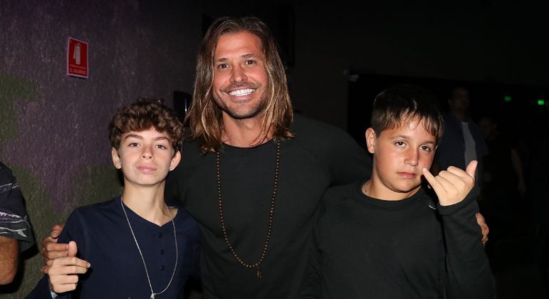 Wanessa Camargo posa com Dado Dolabella e os filhos do ator após show ...
