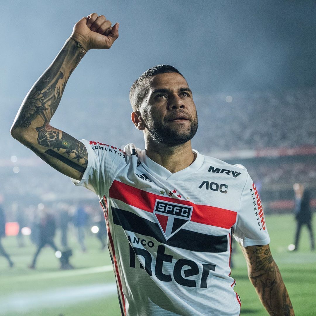 Daniel Alves completa um ano de SP sem títulos, mas curtindo a vida ...