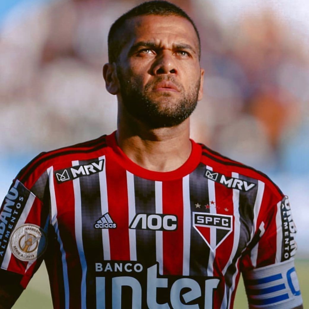 Daniel Alves completa um ano de SP sem títulos, mas curtindo a vida ...