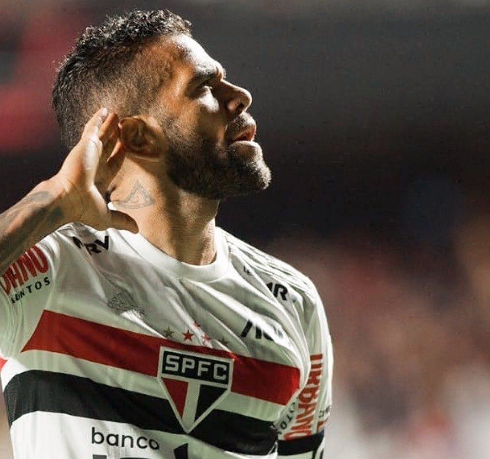 Daniel Alves completa um ano de SP sem títulos, mas curtindo a vida ...