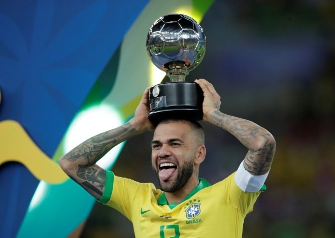 Daniel Alves, multicampeão, chega a 42 títulos com o ouro em Tóquio ...