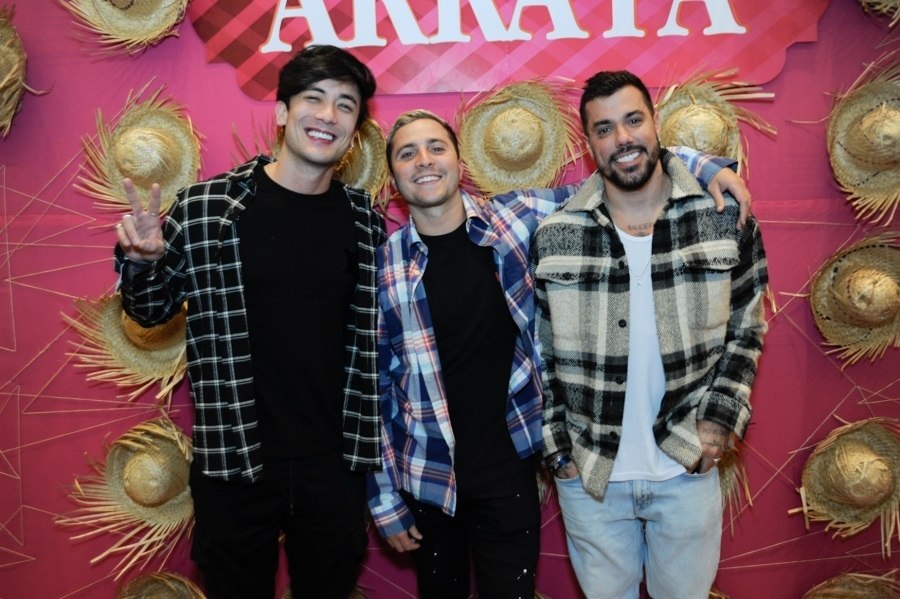 Após boatos de reconciliação, Lipe Ribeiro curte festa de aniversário ...