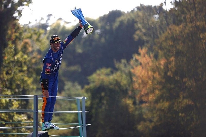 Piloto da McLaren ostenta mansão de R$ 75 milhões em Beverly Hills ...