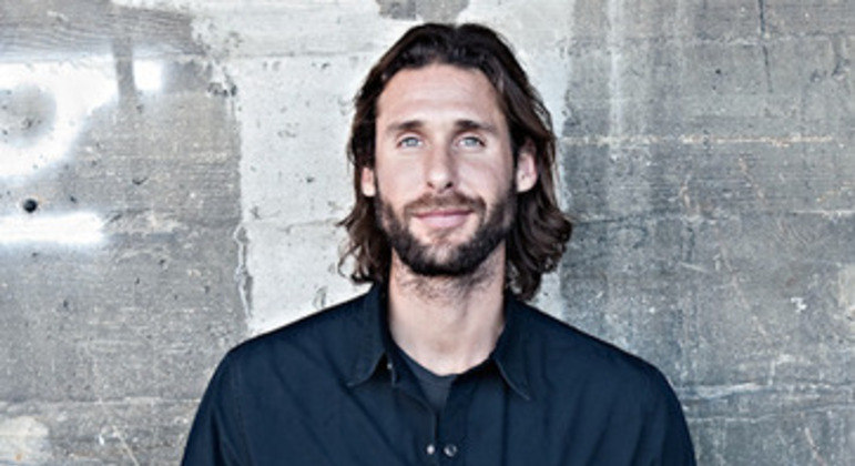 Quem é o bilionário bonitão que conquistou Angelina Jolie ? - Prisma ...