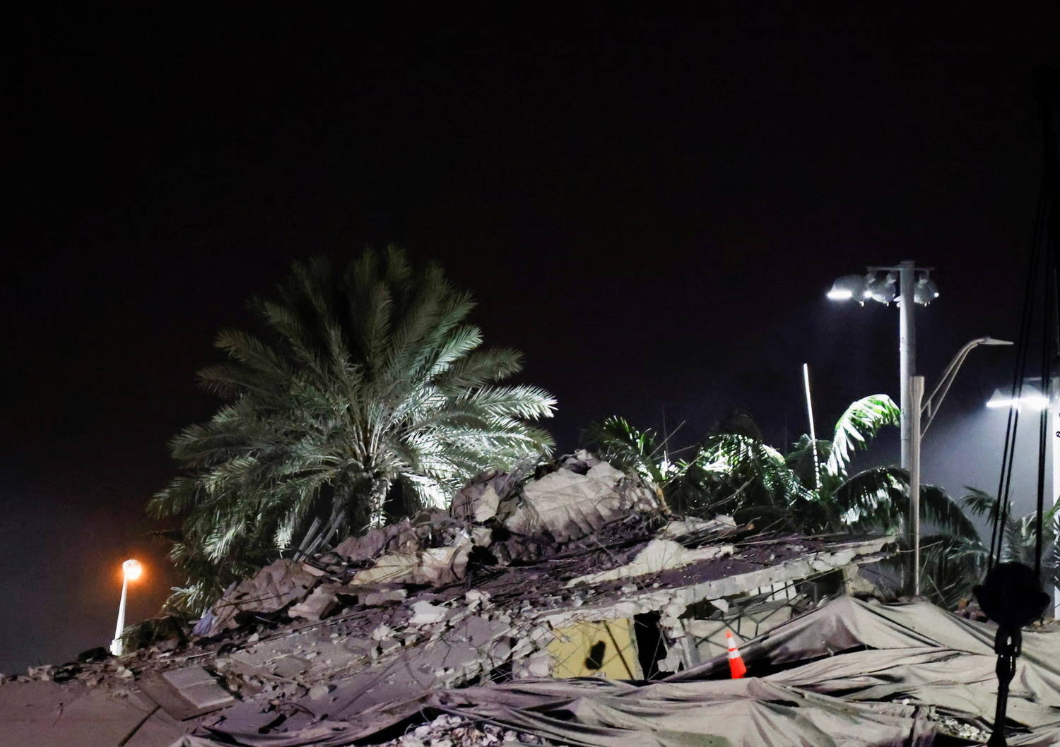 Restante de prédio que desabou em Miami é demolido com explosão ...