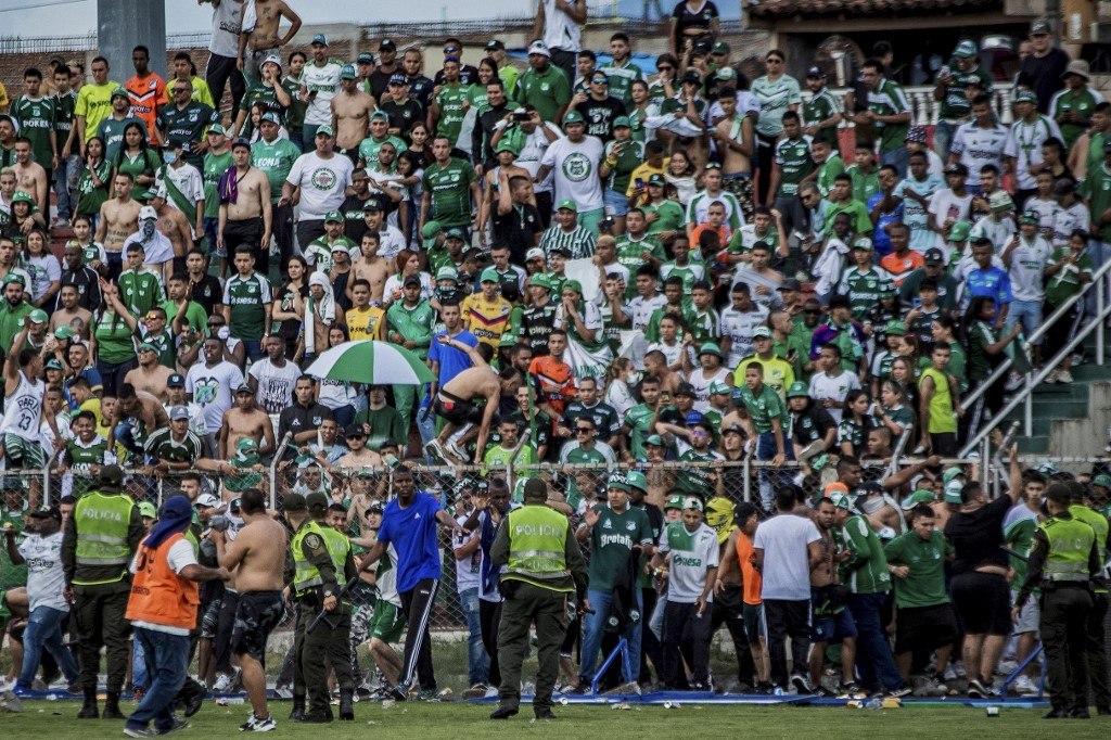 Torcida invade campo e agride técnico e jogadores em partida na ...