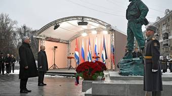 Putin e presidente de Cuba inauguram estátua de Fidel Castro em Moscou ...