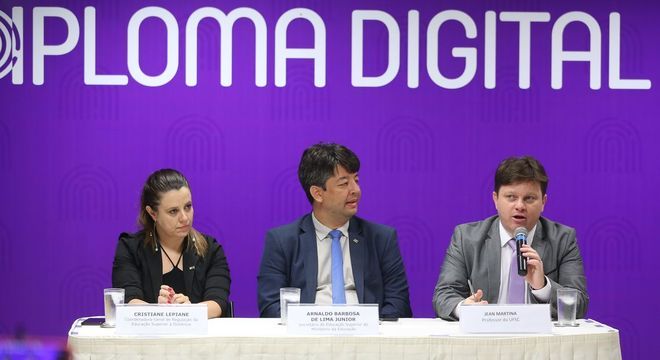 Governo anuncia versão digital de diplomas com custo 80% menor ...