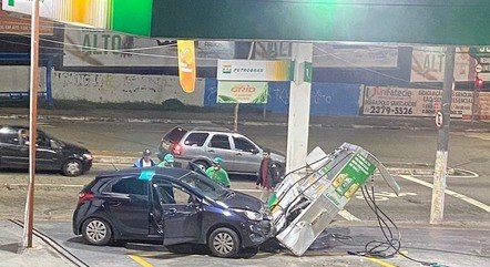 Motorista perde controle, invade posto de gasolina e bate em bomba de combustível na Grande SP ...