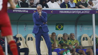 Filho de Tite ganha as redes sociais após receber beijo do pai em ...