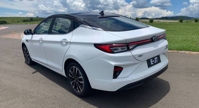 EJ 7: aceleramos o primeiro sedã esportivo e elétrico da JAC Motors ...