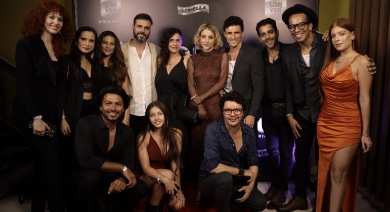 Elenco e equipe celebram o sucesso da série Até Onde Ela Vai - Fotos - R7 Famosos e TV