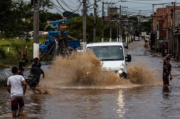 Chuva piora alagamentos no Itaim Paulista, zona leste de São Paulo ...