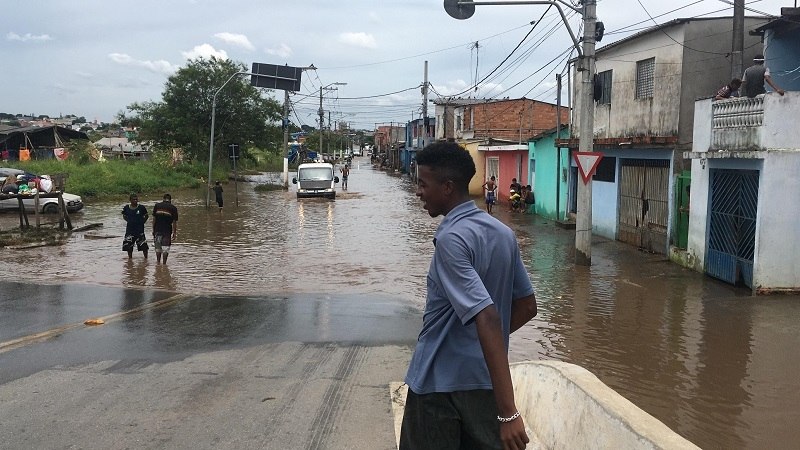 Chuva piora alagamentos no Itaim Paulista, zona leste de São Paulo ...