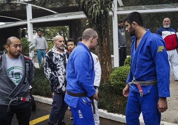 Leandro Lo é enterrado em SP, e amigos usam quimono no adeus; veja ...