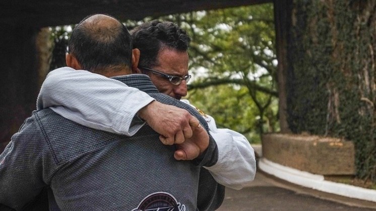 Leandro Lo é enterrado em SP, e amigos usam quimono no adeus; veja ...