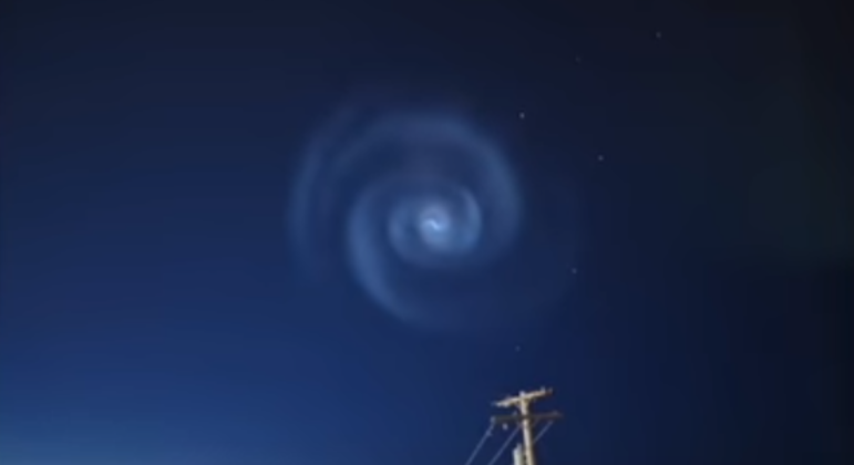 Espiral de luz aparece no céu, e principal suspeita é que foi causada ...