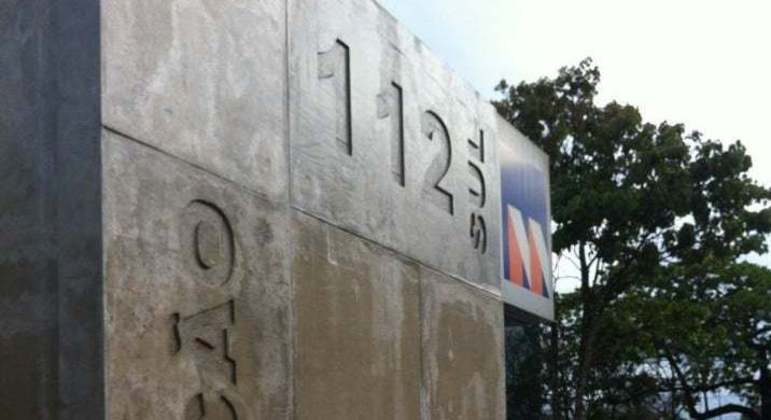 Escada da estação de metrô da 112 Sul é isolada após rachadura ...