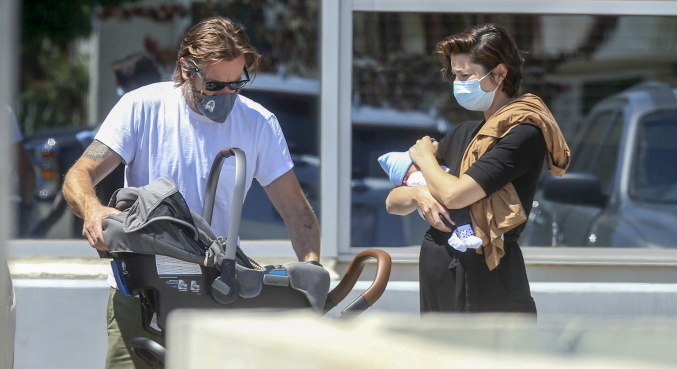 Ewan McGregor e Mary Elizabeth Winstead são vistos com o filho ...