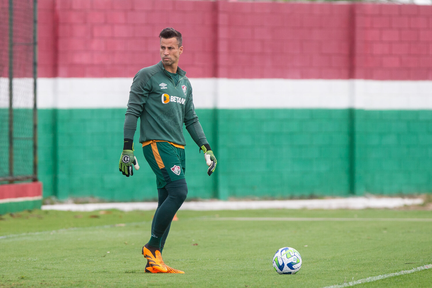 Fluminense renova com Fábio, e goleiro jogará até os 45 anos no time ...