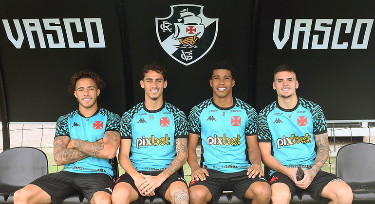 Jovens do Vasco celebram reta final com acesso nas mãos - Esportes - R7 ...