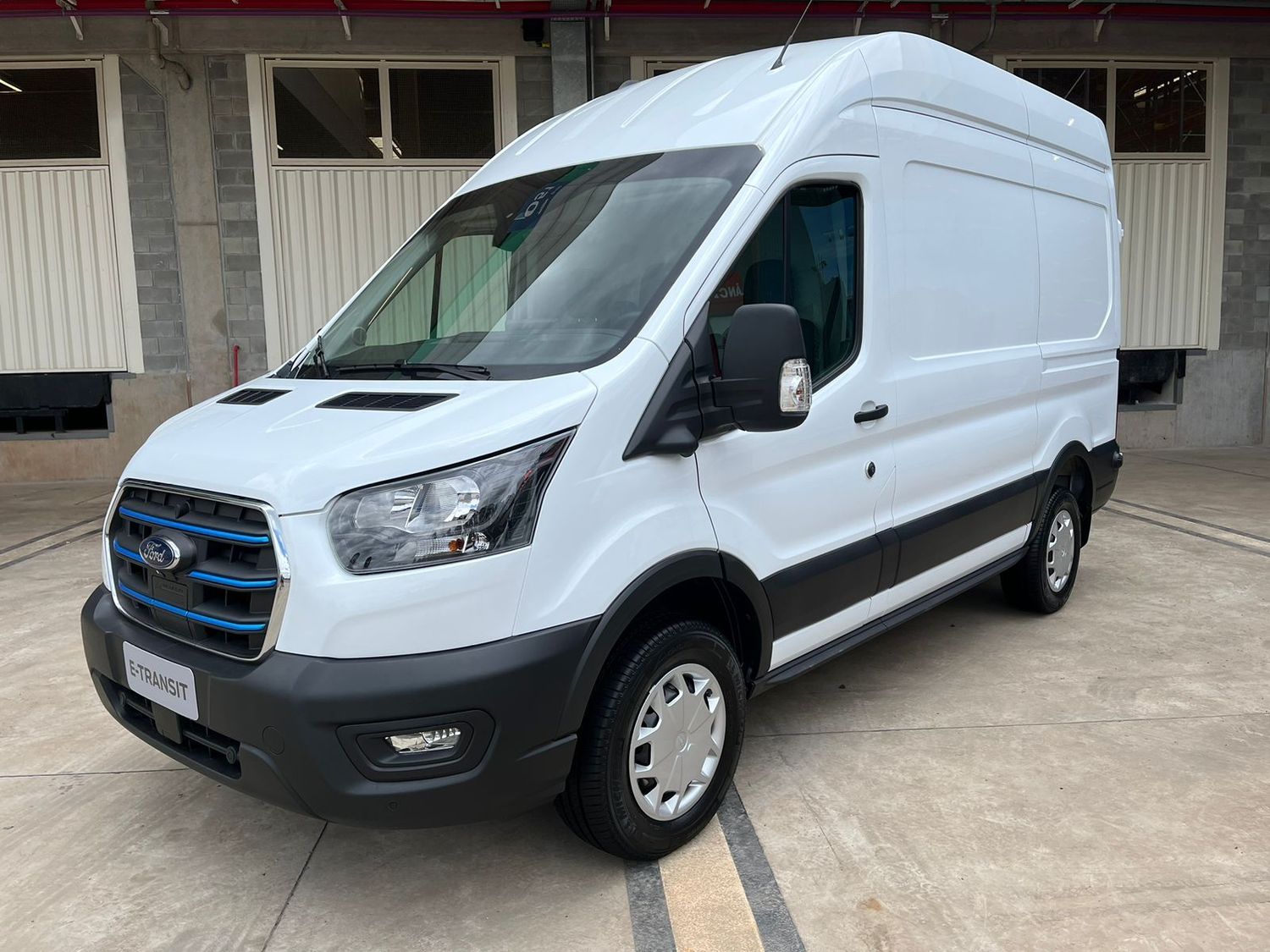 Ford lança E-Transit 100% elétrica e versão a diesel automática ...