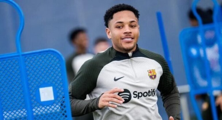 Vitor Roque é inscrito e está liberado para estrear no Barcelona ...