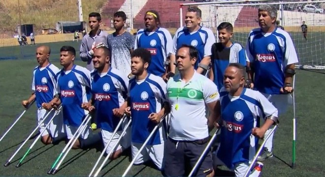 Garoto amputado por linha chilena conhece atletas de futebol adaptado ...