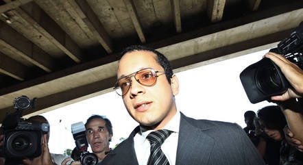 Condenado por matar pai e madrasta, Gil Rugai deixa presídio para ...