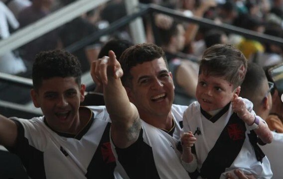 Pequeno Gui se emociona com gol de Pec, que garantiu vitória do Vasco ...