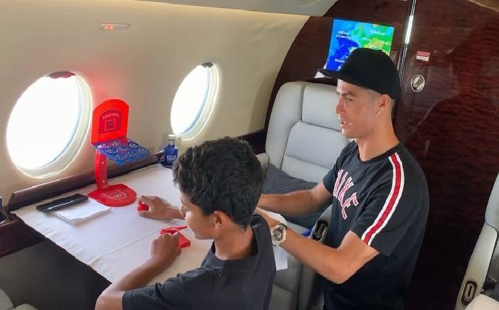 CR7 ostenta troféu The Best em seu avião de R$ 120 milhões - Fotos - R7 ...