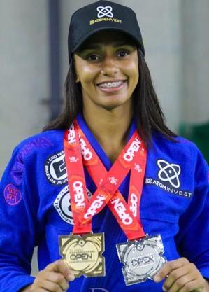 Brasileira campeã mundial de jiu-jítsu treina com marido e leva filha ...