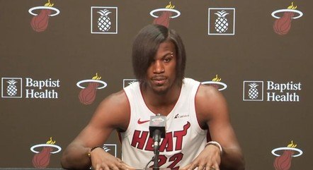 Astro da NBA surpreende e adota visual 'emo', com cabelo liso e ...