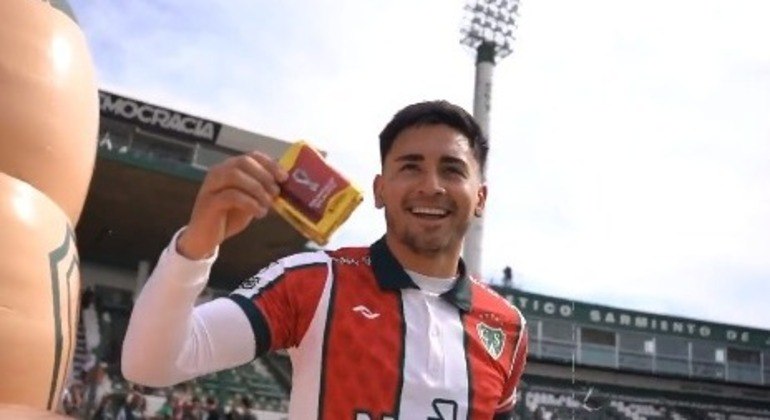 Jogador troca short de jogo por pacotinhos de figurinhas da Copa do ...