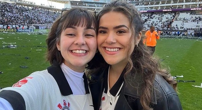 Maísa Silva e Klara Castanho comemoram título do Corinthians no gramado - Entretenimento - R7 ...
