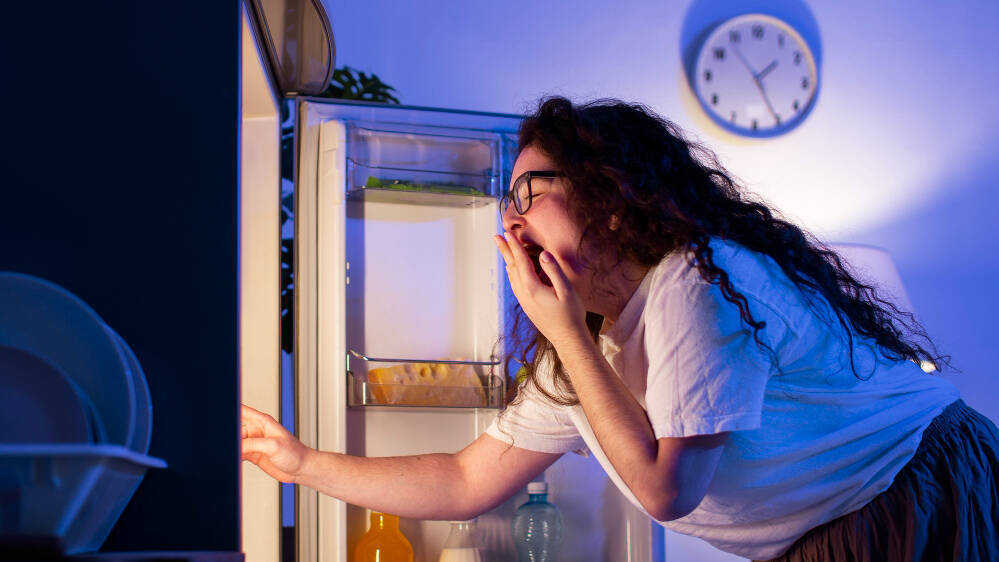 Comer muito tarde aumenta o risco de obesidade - Notícias - R7 Saúde