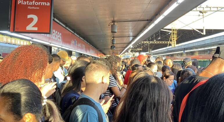 Linha 11-Coral apresenta falha e provoca tumulto nas estações nesta ...