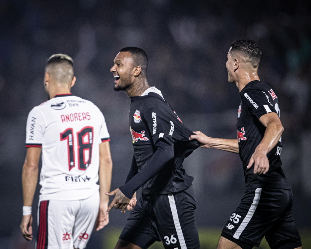 Turco Mohamed, constrangido, aos gritos, por torcedores do Atlético ...