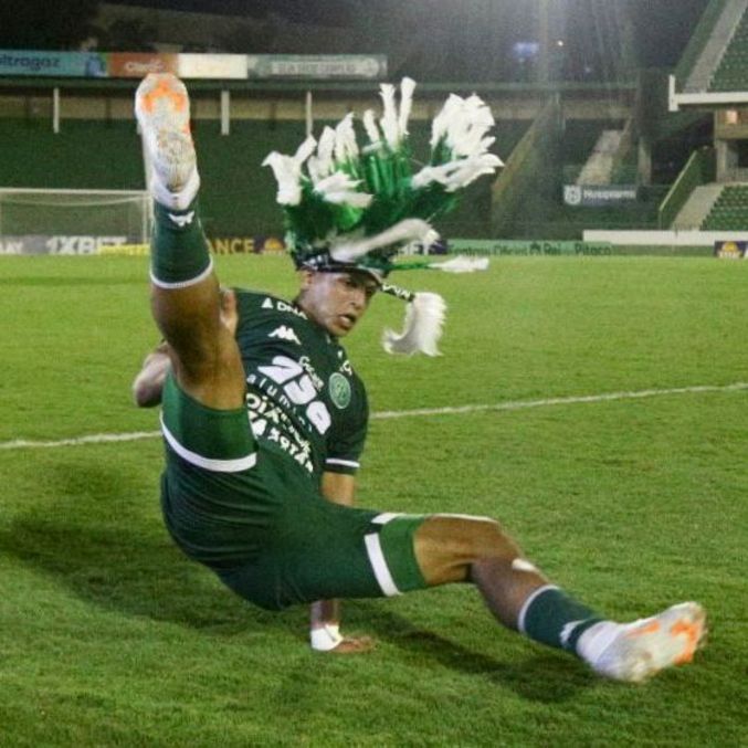 Melhor do dérbi, Lucão do Break vira destaque na Argentina - Futebol ...